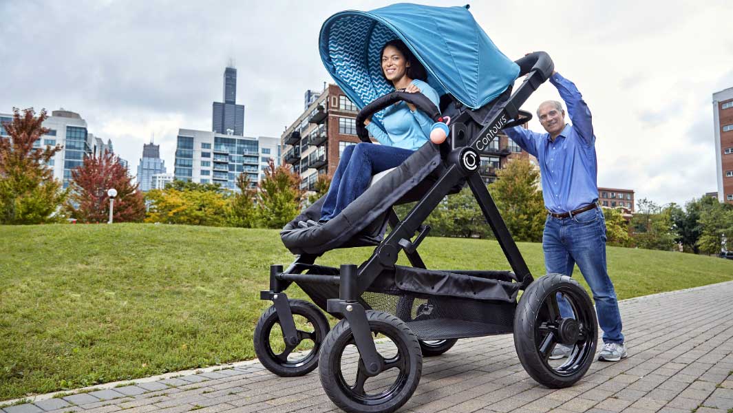 Video: Adults test out the world’s largest pram/stroller | Guinness ...