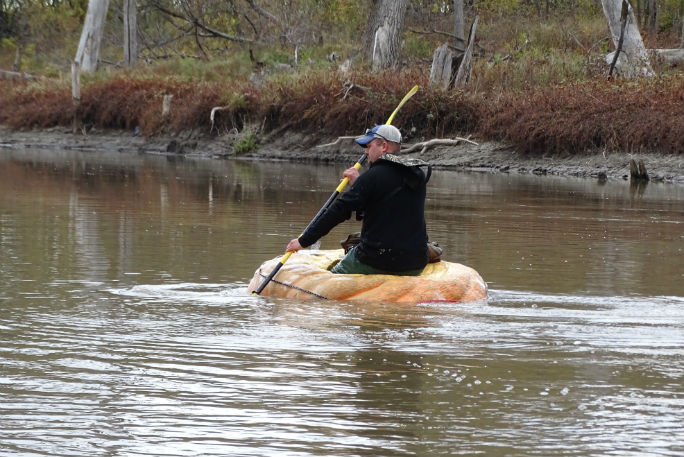Man creates pumpkin boat then paddles 25 miles in it to set new record ...