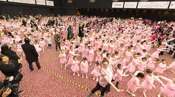 Pictures: 1,530 kids plie into the record books at the largest ballet ...