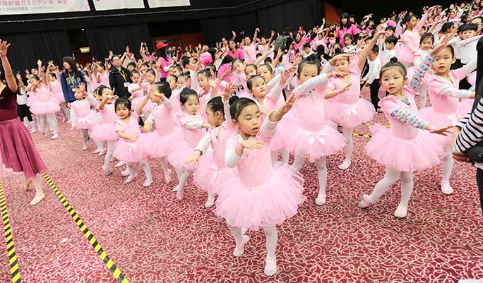 Pictures: 1,530 kids plie into the record books at the largest ballet ...