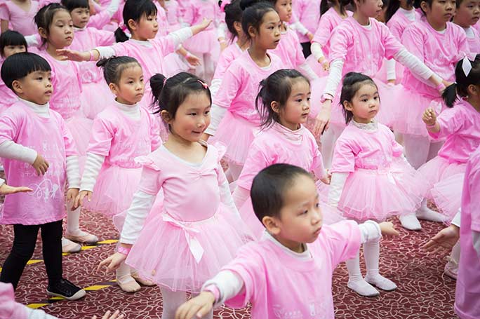 Pictures: 1,530 kids plie into the record books at the largest ballet ...