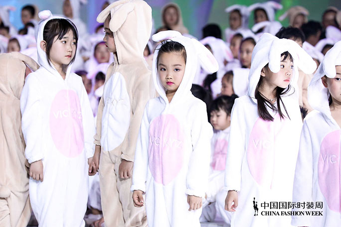 Over 1,000 kids wear rabbit costumes for record-breaking fashion show ...