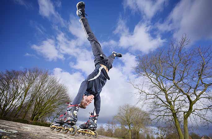 This man can skate 50 m in just eight seconds - on his hands ...