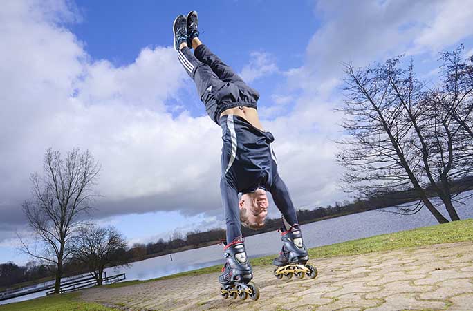 This man can skate 50 m in just eight seconds - on his hands ...