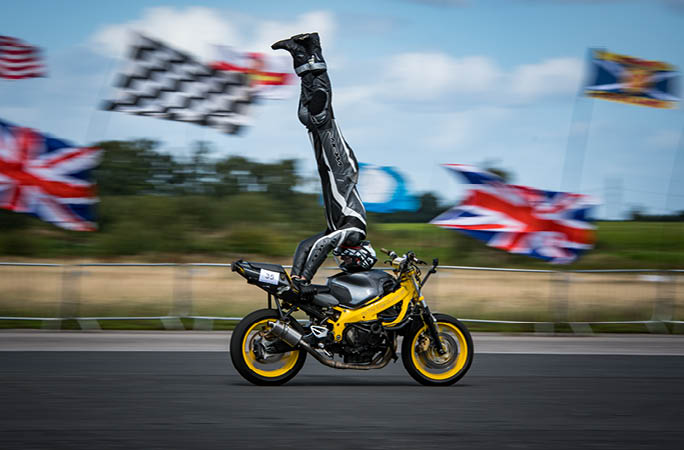 Stunt rider breaks record for doing a handstand on a moving motorbike ...