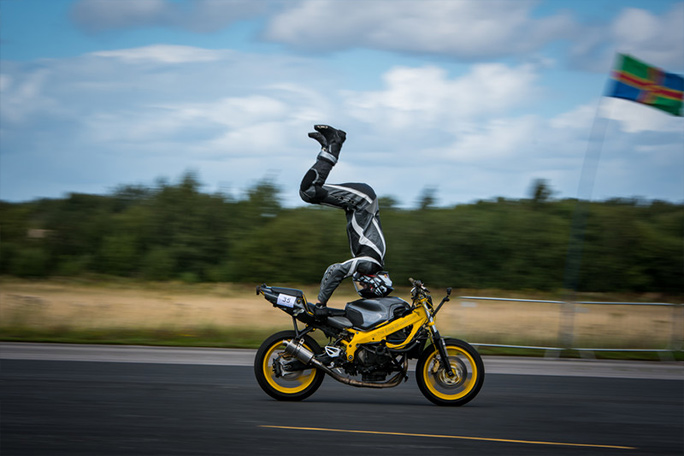 Stunt rider breaks record for doing a handstand on a moving motorbike ...