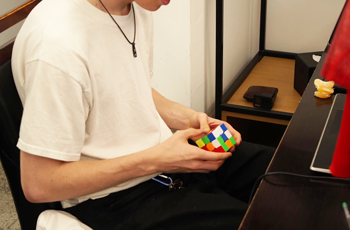 Speedcubing Champion solved 6,931 cubes in 24 hours! | Guinness World ...