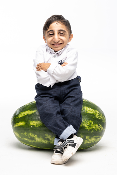 20-year-old Afshin is the world’s SHORTEST man! | Guinness World Records