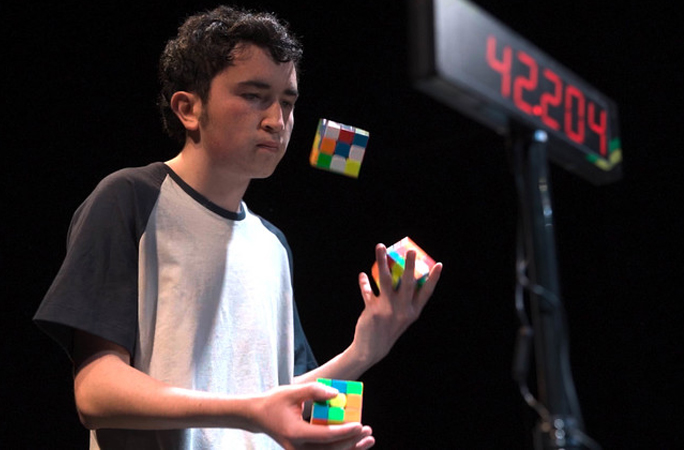Colombian teen can juggle AND solve puzzle cubes! | Guinness World Records