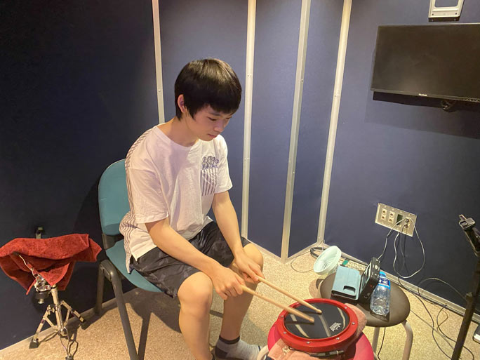 Talented Keita attacks piano key to break musical record | Guinness ...