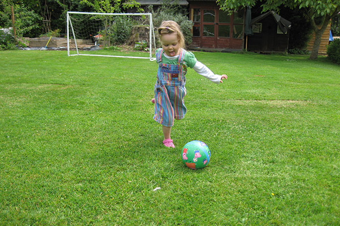 Teenage freestyle-football star breaks HER IDOL'S record | Guinness ...