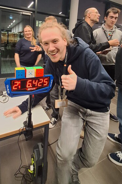 Check out these speed solving superstars breaking EPIC world records ...