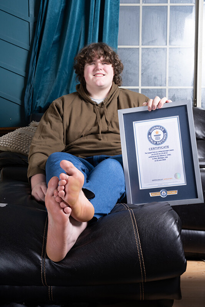 This is the teenager with the world’s LARGEST hands and feet | Guinness ...