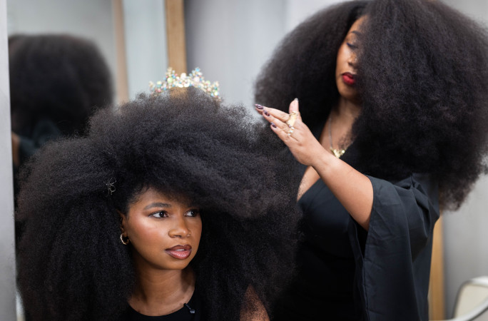 A brand-new record breaker with the world’s LARGEST AFRO takes the ...